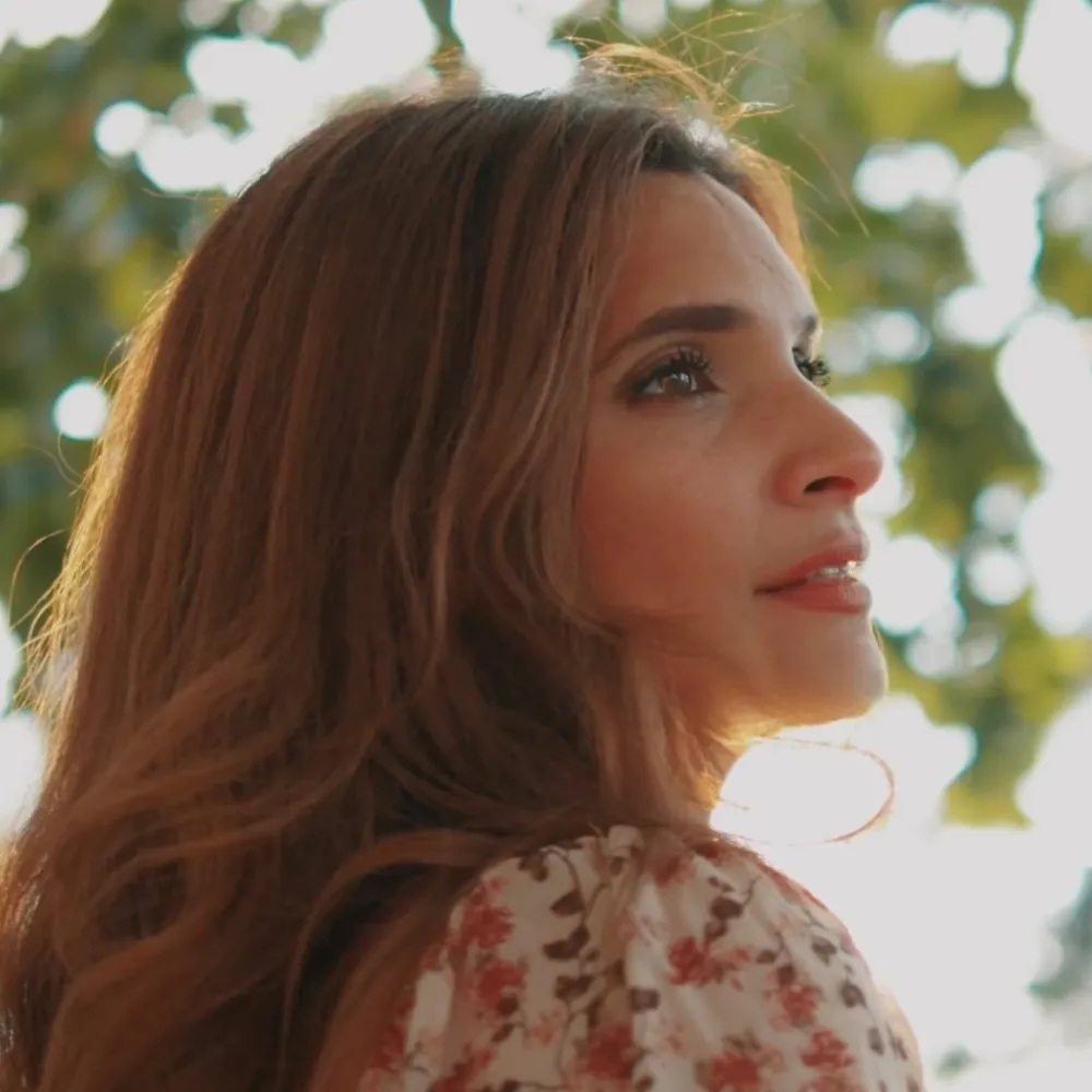 Jessica Núñez lanza “Me Enamoré” junto a Travy Joe